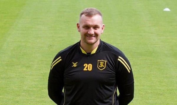 Insólito: equipo de Escocia define la continuidad de su arquero a ...